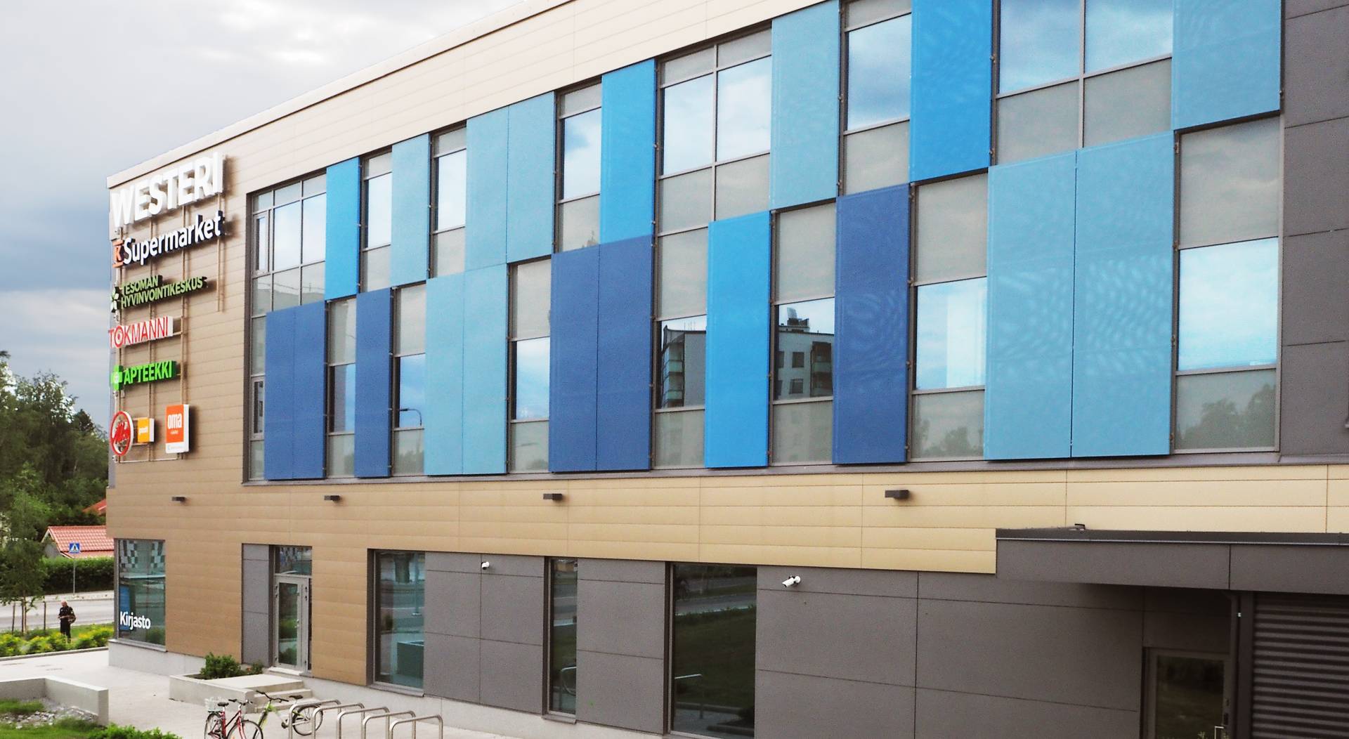 Bygningens fasade er delvis dekket med Ruukkis Liberta Elegant 500 ...