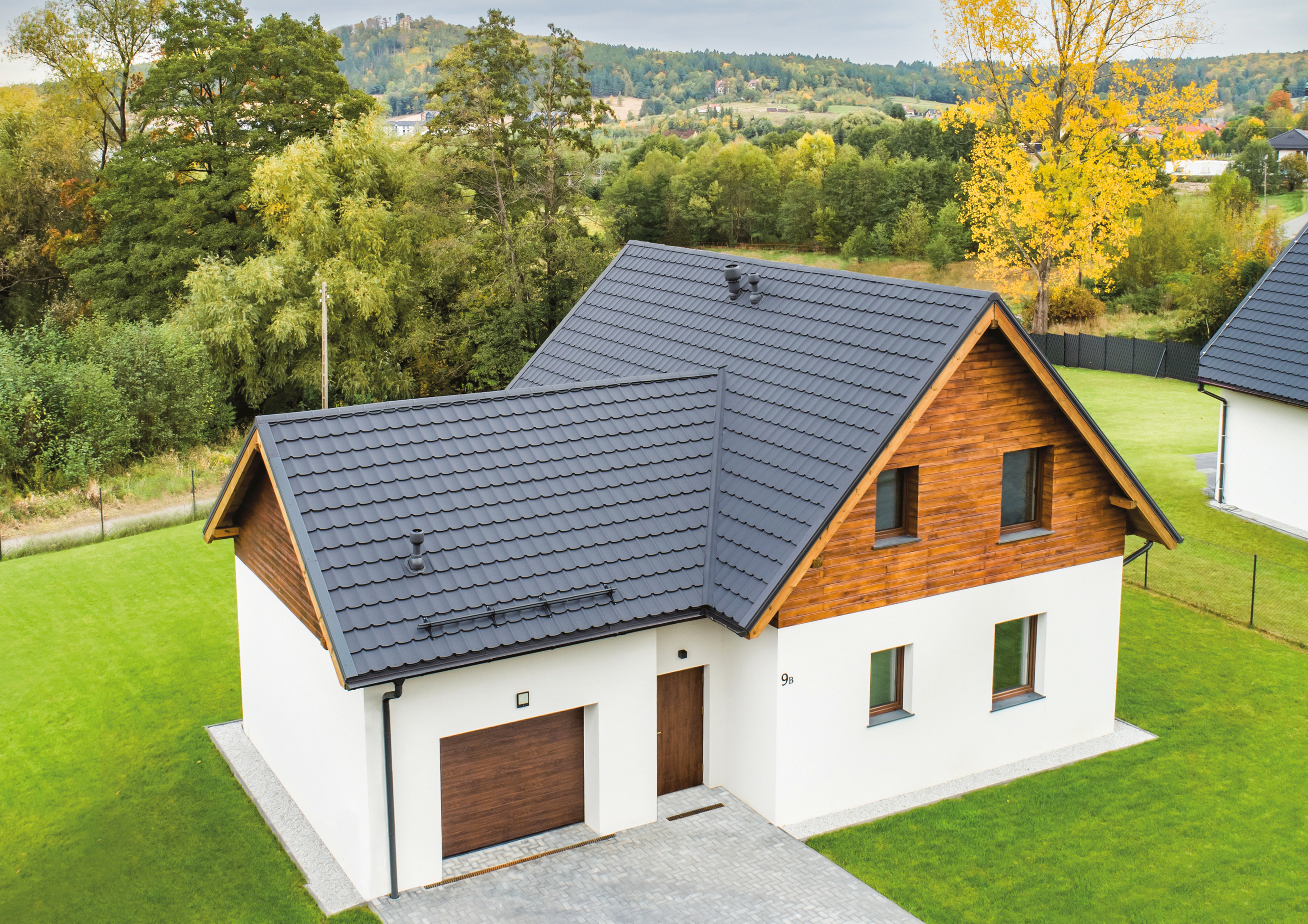 Ruukki Modular modulární plechové střešní tašky symetrického tvaru.